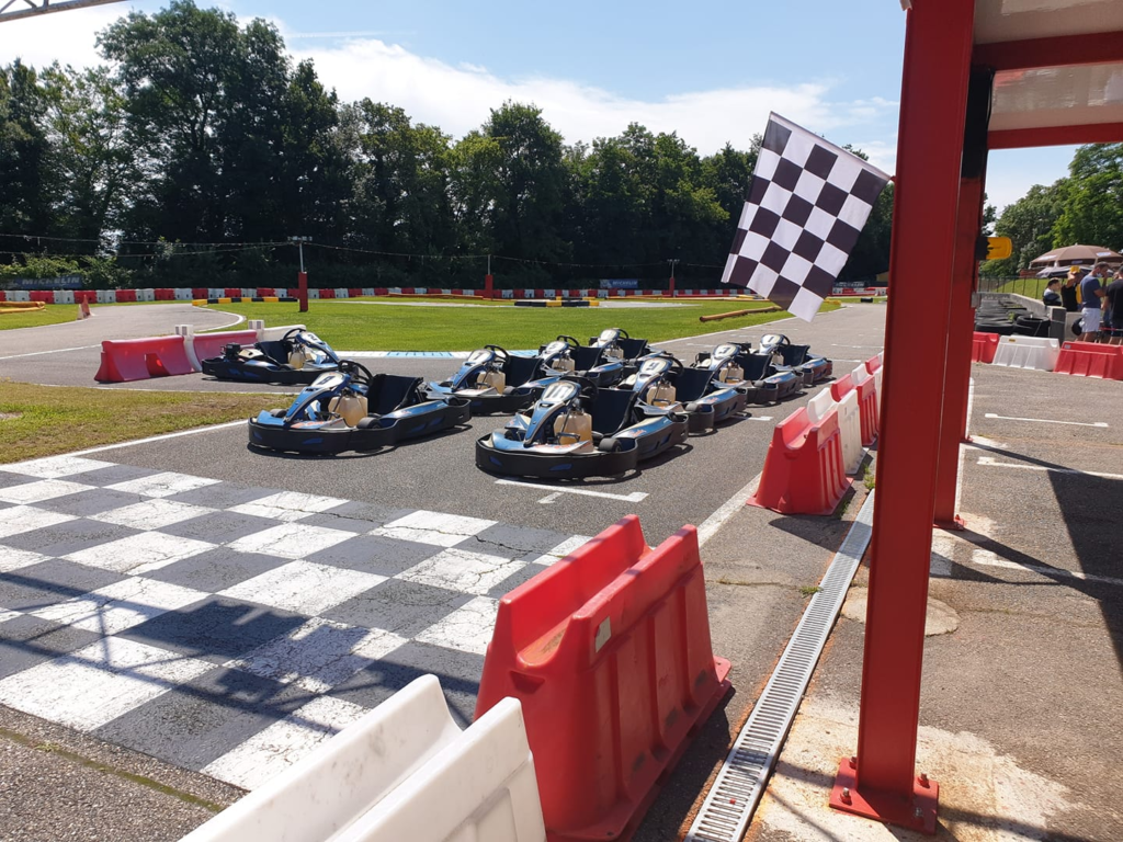 Karting Montrevel en Bresse: Piste de kart dans au bord d'un étang